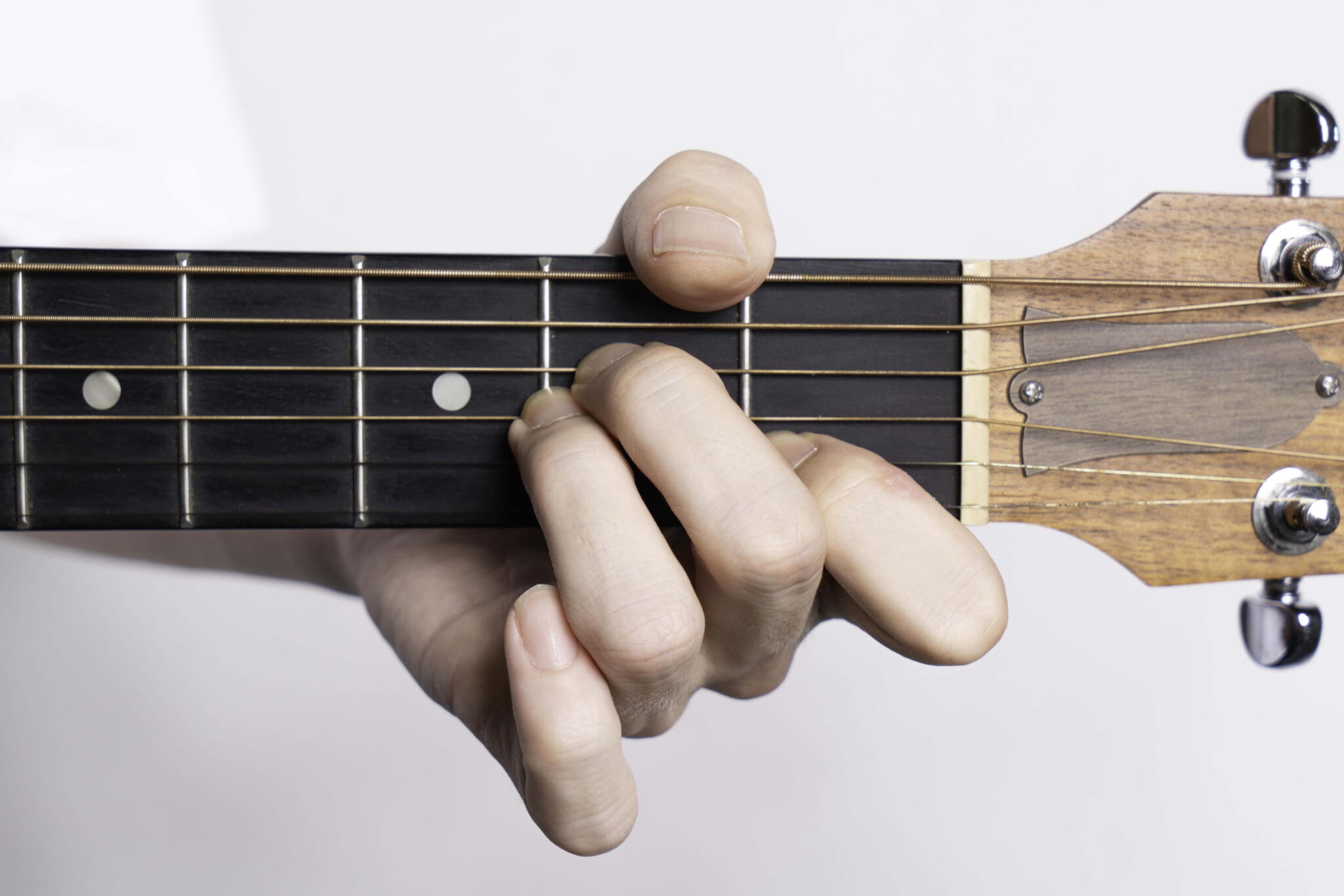 Amコードの押さえ方｜基本コード習得のためのコツと意識すべきポイント | アコースティック・ギター・マガジンWEB