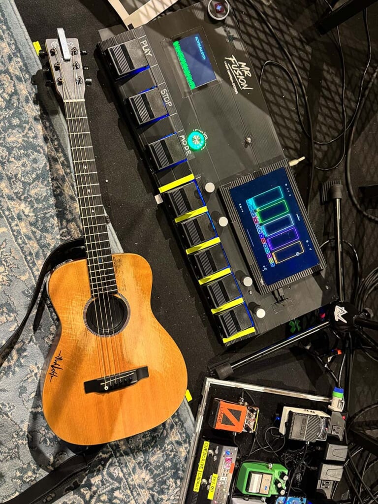 ReNが語る、完成したばかりの最新自作ルーパーの秘密 | アコースティック・ギター・マガジンWEB
